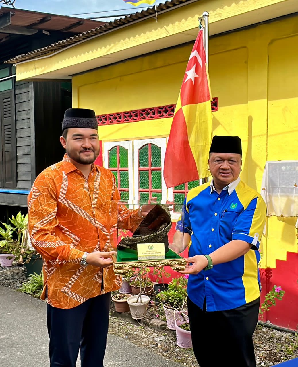 Raja Muda Selangor Teruja Melawat Kampung Warna-warni
